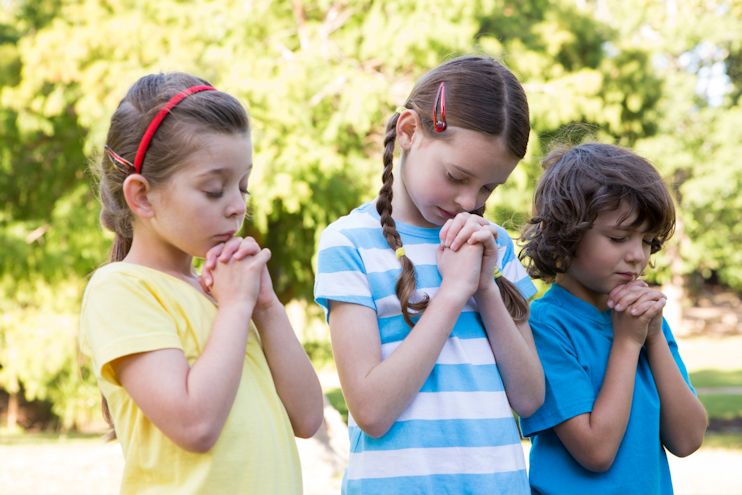Children-Praying-Together - Super Church